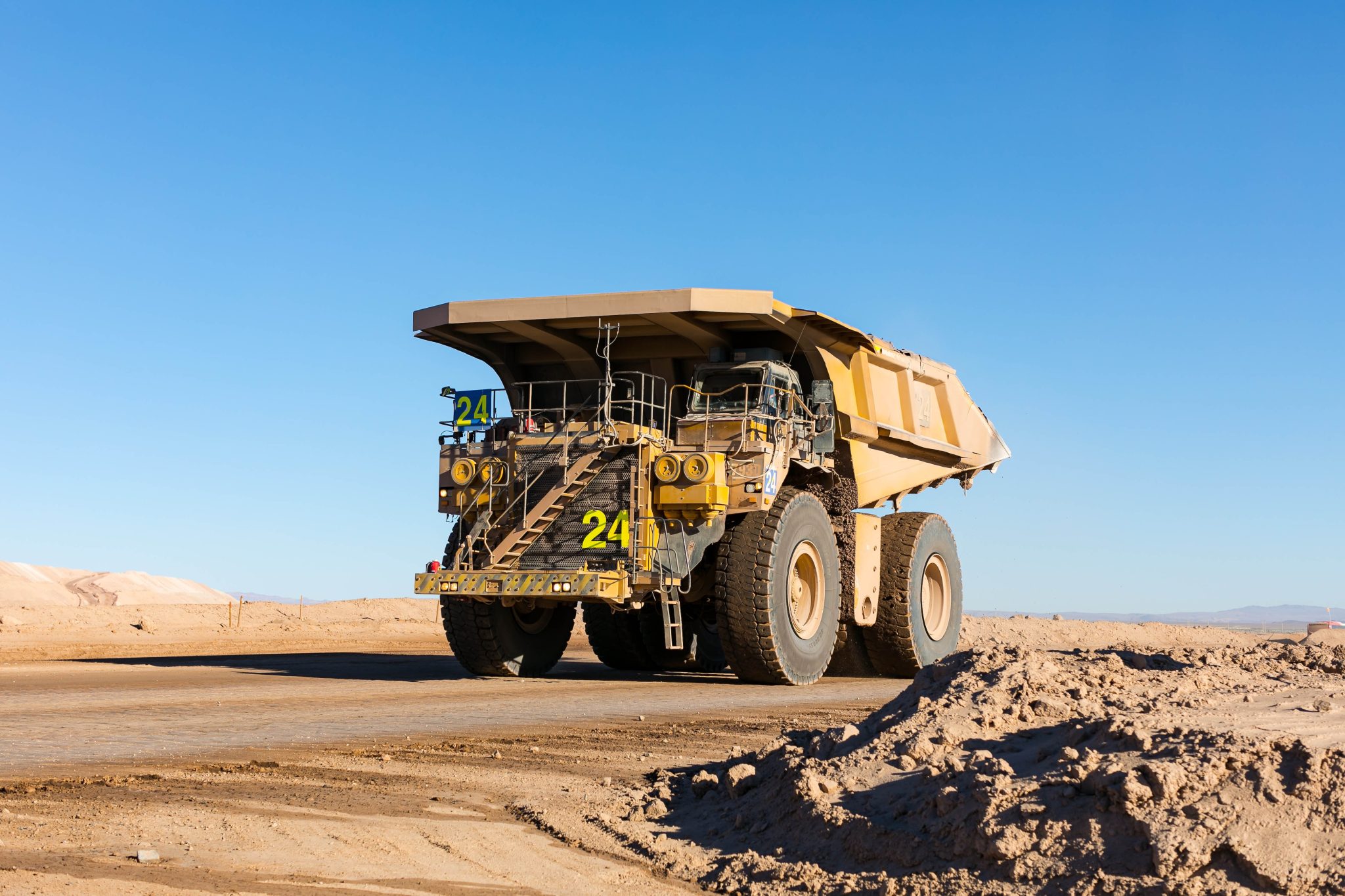 BHP alcanza 100% de autonomía en su flota de camiones en su mina Spence ...